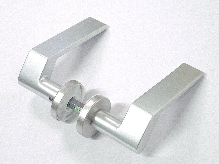 ゴール社製PUタイプレバーハンドルのみシルバー色です。 外開きドアで外側から見て、右側に蝶番、左側がレバーハンドルがついている勝手専用です(内開きドアの場合は反対)。 扉の厚みは33〜43ミリのものに対応しております。ゴール社PUタイプ右勝...