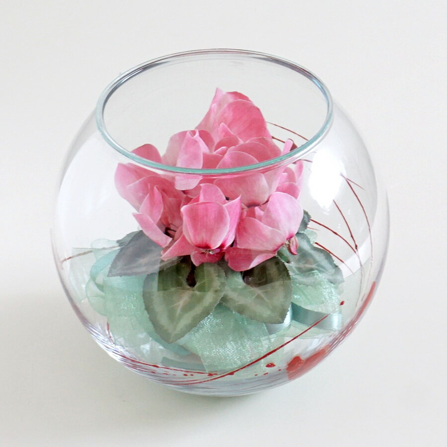 説明「シクラメン」をあしらった優美で豪華なボトルフラワーです。本物のシクラメンをデザイナーが1本1本丁寧にドライ加工し、アレンジしています。和室にも洋室にもなじみやすく、枯れる心配もありません。サイズ約 直径18cm×高さ16.5cm材質容...