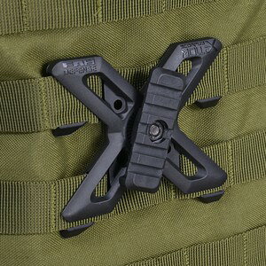 MOLLEアダプター ファブディフェンスMOLLE Xアダプターに取り外しも可能なレールマウントが付属最先端のガンパーツ、アクセサリーを開発しているイスラエルの銃器パーツメーカー「FAB DEFENSE(ファブディフェンス)」社が独自に開発...