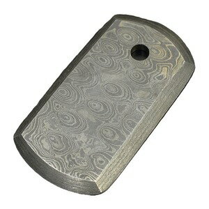 Damascus ドッグタグ 認識票美しい模様が映えるダマスカス鋼の個性派ドッグタグダマスカス鋼ならではの美しい模様が楽しめる、個性あふれるドッグタグです。 タグの縁は一つひとつ丁寧に手作業で面取りされ、滑らかな仕上がりとなっています。 上...