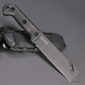 ベッカー Tac Tool ケーバー「BECKER/KA-BAR ベッカー BK3 マチェット 炭素鋼 タックツール」ケーバーと提携したベッカーのフルタング アウトドアナイフです。重量が約571gとやや重いですがそのために鉈のような使い方も...