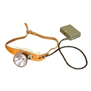スイス軍 ヘッドランプ 硬派ミリタリー仕様。革ベルトで装備感アップ。■軍放出品のご購入を検討されているお客様へ。ご購入前に必ず下記の説明文、注意文を最後までご一読いただきますようお願い致します。スイス軍で使用されていたヘッドライトです。革ベ...