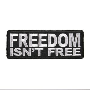 ミリタリーパッチ FREEDOM ISN’T FREEアイロンシート付で取付簡単なミリタリーパッチ黒地に白色で「FREEDOM ISN’T FREE」と刺繍がされたミリタリーパッチ。Freedom Isn’t(Is Not) Free(フリ...