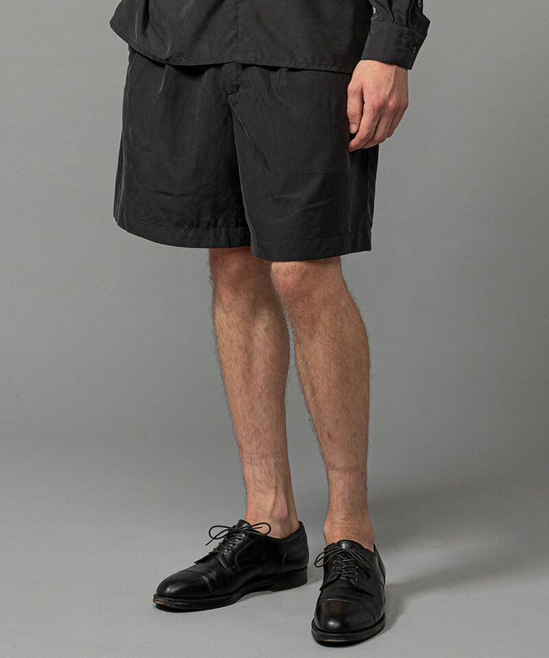 Black Navy Green ▼製品説明 【by CAMBIO】 --CAMBIO --高品質レーヨンとポリエステルの交織生地を使用。しっとりとした肌触りがしなやかな風合い。膝上丈、やや幅広のショートパンツ。ワンタックでヒップ周りの運動...