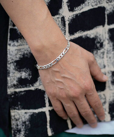 SILVER ▼製品説明 【by CAMBIO】 --CAMBIO -- ユニセックスでお使い頂けるミニマルなシルバーアクセサリーカッティングをいれたフィガロタイプチェーンブレスレットエンドには小ぶりなSENTIプレート ▼寸法(平置き) ...