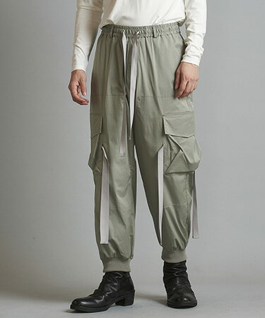 KHAKI GRAY BLACK ▼製品説明 【by CAMBIO】 --CAMBIO -- ダブルニーカーゴPT膝にかかる負担を補う為に生地を2重にする事で頑丈に作られたワークウェアに用いられるダブルニーと呼ばれる手法をカーゴパンツに落と...