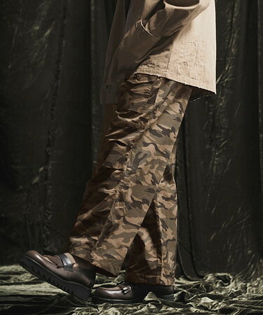 KHAKI GRAY ▼製品説明 【by CAMBIO】 --CAMBIO -- 181cmのモデルがMサイズを着用。ヨーロッパミリタリーをモチーフにしたワイドストレートトラウザーズです。カモフラージュ柄のファブリックを使用してミリタリーの...