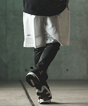 WHITE BLACK LT.KHAKI ▼製品説明 【by CAMBIO】 --CAMBIO -- 175cm B90-W73-H89 靴26.5cmのモデルがMサイズを着用。高機能メッシュファブリックを使用したショーツ、ミニマルなロゴプ...
