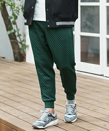 WHITE BLACK M.CHARCOAL D.GREEN ▼製品説明 【by CAMBIO】 --CAMBIO -- 181cmのモデルがMサイズを着用。ダイヤキルトのカットソーを使用した裾リブ仕様のジョガーパンツです。無地表情で様々な...
