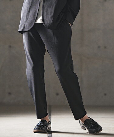 BLACK D.BEIGE ▼製品説明 【by CAMBIO】 --CAMBIO -- 175cm B90-W73-H89 靴26.5cmのモデルがMサイズを着用。テーパードをかけた程良くリラックスしたシルエットのパンツ、ドレープ表情が特徴...