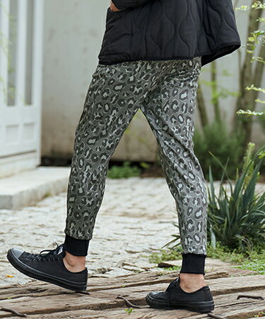 Grey Navy Khaki ▼製品説明 【by CAMBIO】 --CAMBIO -- 180cm C89-W72-H94 靴27.5cmのモデルがMサイズを着用。レオパード柄のジャージ生地を使用したリブパンツ。ウエストはスピンドルゴム...