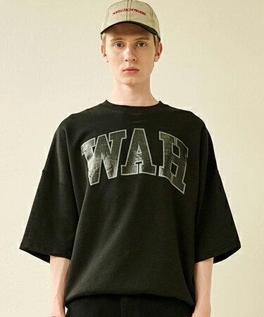 BLACK NAVY WHITE ▼製品説明 【by CAMBIO】 --CAMBIO -- モデル身長：182着用サイズ40DETAIL:ブランドコンセプトの「WIT AND HUMOR」をクラッキングプリントで入れたスウェットトップス。...