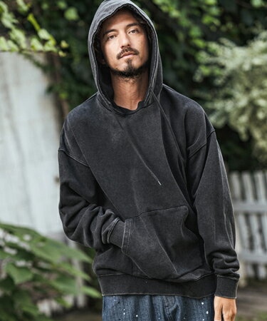 BLACK YELLOW BROWN ▼製品説明 【by CAMBIO】 --CAMBIO -- 181cmのモデルがMサイズを着用。ピグメントダイを施した後付けフードデザインのプルオーバーパーカー。ピグメントダイによる着古されたような風合...