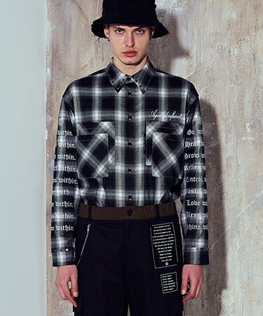 BLACK GREEN ▼製品説明 【by CAMBIO】 --CAMBIO -- 一枚でも、羽織りやインナーとしても着用しやすい、ベーシックな厚みで柔らかなネルシャツ。襟のスタッズは一つオリジナルの物を使用。胸にはダブルポケットと刺繍、ア...