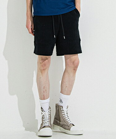 BLACK GREYGE NAVY ▼製品説明 【by CAMBIO】 --CAMBIO -- リラックスした大人のライフスタイルに最適なパイルショートパンツ膝までのサイドラインは、バックからフロントに立体裁断で切り返しで表現スラッシュポケ...