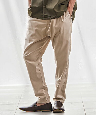 Black Gray Beige ▼製品説明 【by CAMBIO】 --CAMBIO -- 175cm B90-W73-H89 靴26.5cmのモデルがLサイズを着用。スーツのようなTR素材を使用した2タックテーパードパンツ。伸縮性のある...