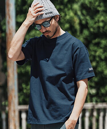 white navy black ▼製品説明 【by CAMBIO】 --CAMBIO -- 181cmのモデルがLサイズを着用。柔らかく、吸湿性と速乾性に優れている綿100％のTシャツ。着心地と耐久性にも優れています。左袖にセットした2色...