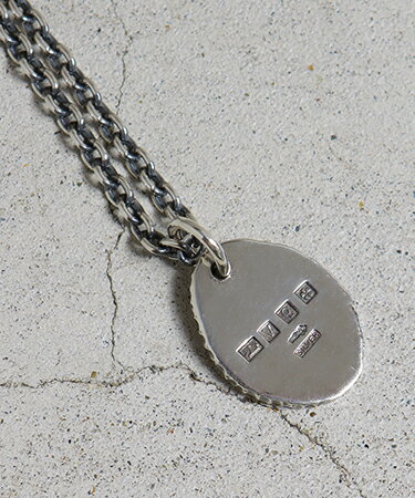 silver ▼製品説明 【by CAMBIO】 --CAMBIO -- 銀塊をローラーで伸ばして制作する一点物のペンダントヘッド。表面仕上げは鏡面のプレーンタイプです。片面はVIVIFYのシンボルである4種のホールマーク刻印がVIVIFY...