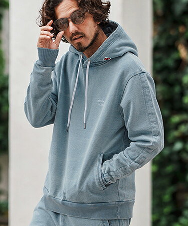 light indigo indigo ▼製品説明 【by CAMBIO】 --CAMBIO -- 181cmのモデルがMサイズを着用。度詰のしっかりしたニットデニムを使用したフーデッドパーカー。両袖にライン切り替えと左胸に筆記体刺しゅう、...