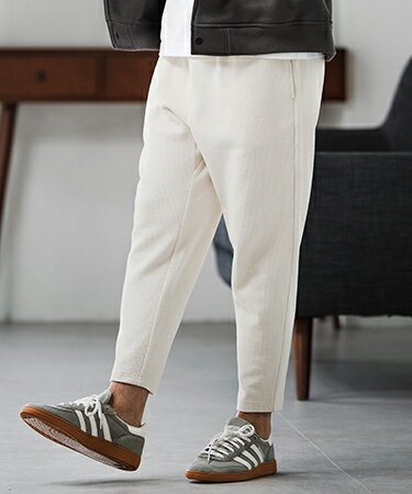 OFF WHITE BLACK KHAKI ▼製品説明 【by CAMBIO】 --CAMBIO -- 181cmのモデルが46サイズを着用。Magine(マージン)では定番となったテーパードシルエットを取り入れたパンツです。【デザイン・デ...