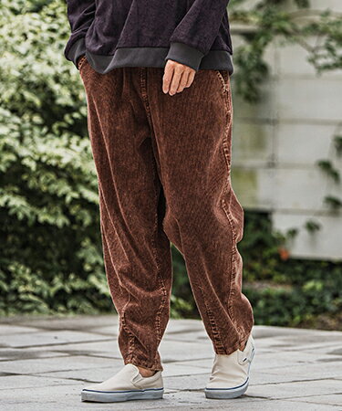 BLACK BROWN ▼製品説明 【by CAMBIO】 --CAMBIO -- 182cm B93cm-W75cm-H92のモデルがMサイズを着用。中太畝のコーデュロイにケミカルウォッシュを施したイージーパンツ。日焼けしたような加工感で...