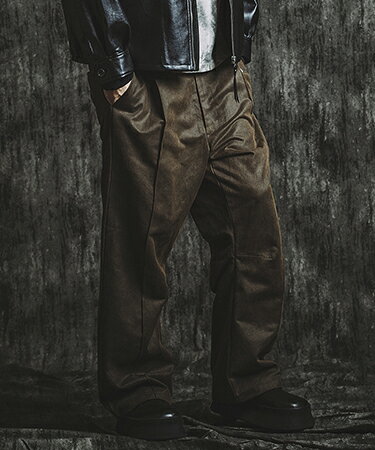 BROWN NAVY BLACK ▼製品説明 【by CAMBIO】 --CAMBIO -- コーティングツイルコクーントラウザーズヴィンテージライクな素材感と立体的かつ意匠を凝らしたタックデザインが特徴のワイドトラウザーズウエストのタック...