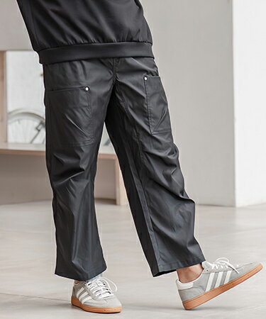 Black Charcoal Ivory ▼製品説明 【by CAMBIO】 --CAMBIO -- 181cmのモデルがLサイズを着用。元々はジーンズの破れやすいポケットや股の部分を補強するために誕生したリベットをデザインに昇華したワイド...