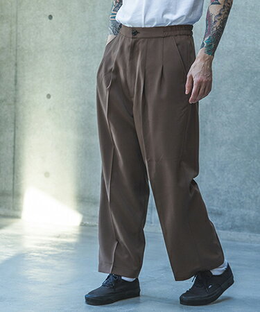 Black Brown ▼製品説明 【by CAMBIO】 --CAMBIO -- 【リサイクルポリエステルで仕立てた、ワイドテーパードパンツ】リサイクル原料100%のポリエステルを使用し、ソリッドなトロピカル織でマットな表情に。サラッとし...