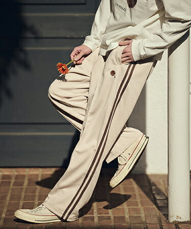 Black×White Beige×Brown Gray×Navy ▼製品説明 【by CAMBIO】 --CAMBIO -- 175cm B83cm-W66cm-H87cmのモデルがLサイズを着用。UN-FILEED 定番のガーベラ刺繍で...