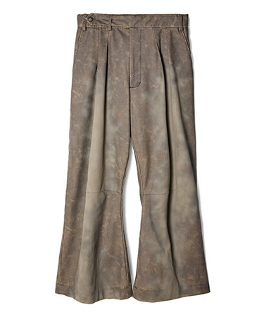 BLACK BROWN ▼製品説明 【by CAMBIO】 --CAMBIO -- シンセティックレザーのフレアパンツ。エアブラシでエイジング加工を施し、土っぽさを出しました。後にロゴのペイント加工をしています。タックの入ったデザインでスッ...