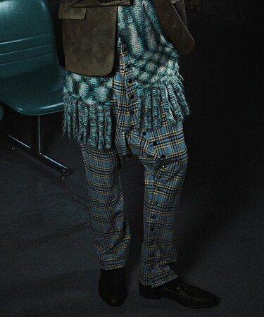 GRAY BLUE CHECK BLACK ▼製品説明 【by CAMBIO】 --CAMBIO -- ウォッシュ加工をしたチェック生地とデニム素材、光沢感のあるブラックのツイルと、異なる生地を使用したサルエルパンツ。タックボタンが前パンツ...