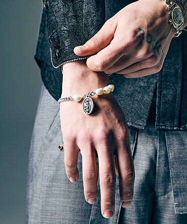 Silver ▼製品説明 【by CAMBIO】 --CAMBIO -- 上品なチェーン使いにミステリアスなエッセンスを添えるMaria Pearl Bracelet。手元を彩るのは等級の高い淡水パールとチェーンとのエレガントなコントラスト...