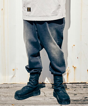 Black Indigo ▼製品説明 【by CAMBIO】 --CAMBIO -- デニムとスウェットの個性を融合したニットデニムで優雅なシルエットを形作ったKnit Denim Pants。テキスタイルは複雑な織りを得意とするドビー織機...