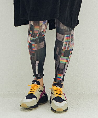WH BK GLITCH BK ▼製品説明 【by CAMBIO】 --CAMBIO -- 様々なモチーフを散りばめた定番アイテムのよく伸びるレギンスです。モチーフが微妙に違う白と黒、グリッチチェックの3種をご用意しました。※柄の出方は個体...