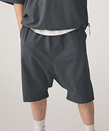 GREY BLACK ▼製品説明 【by CAMBIO】 --CAMBIO -- 175cm B90-W73-H89 靴26.5cmのモデルが2サイズを着用。ストレッチ性のある凹凸リップル生地を使用し、肌離れがよくさらりとした快適な着心地の...