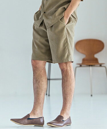 BEIGE BLUE GRAY BLACK ▼製品説明 【by CAMBIO】 --CAMBIO -- 181cmのモデルが46サイズを着用。ポリエステルピーチ生地を使用したショートパンツ。セットアップ対応アイテムはPoly Peach R...
