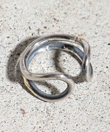 w．gold ▼製品説明 【by CAMBIO】 --CAMBIO -- ルーピンイヤーカフのラウンドタイプです。1.5mmのAg925丸線から一点ずつ成形した、型を用いない一点物。従来モデルと比べ、軽やかな印象と質感に仕上げており、より気...
