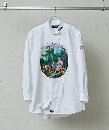 WHITE ▼製品説明 【by CAMBIO】 --CAMBIO -- フロントに緻密なピンタックを施したドレスシャツをベースに、鋭利なピンクのメタルロゴと牧歌的な絵画を大胆にオーバーレイした、Flexible Visual SPCEとのコ...