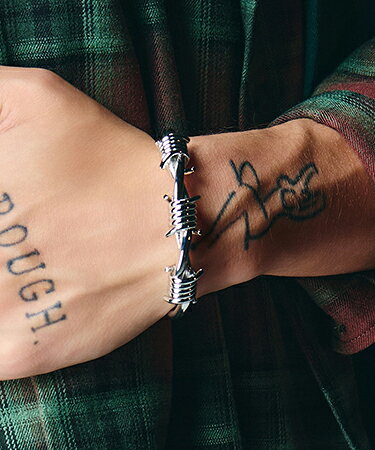 Silver ▼製品説明 【by CAMBIO】 --CAMBIO -- 有刺鉄線をモチーフに再構築したBarbed Wire Half Bangle。無骨なワイヤーワークをベースにしながらも、滑らかな曲線と程よいボリュームで仕上げることで...