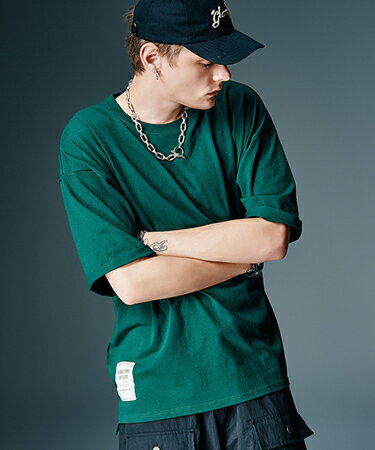 White Black Green ▼製品説明 【by CAMBIO】 --CAMBIO -- 一見シンプルな中にこだわりのディテールを散りばめて抜け感あるトップススタイルをまとめてくれるOversized Ticket Tag T-shi...