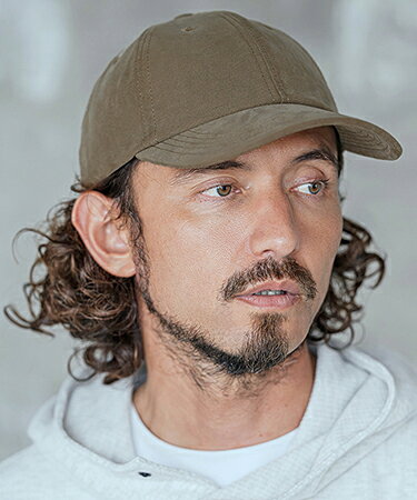 BLACK C.GRAY D.BEIGE ▼製品説明 【by CAMBIO】 --CAMBIO -- レーヨン混のシンプルなロングバイザーキャップです。しっとり滑らかな肌触りに微かな起毛感が重なる独特の質感がポイントになっています。顔周りを...