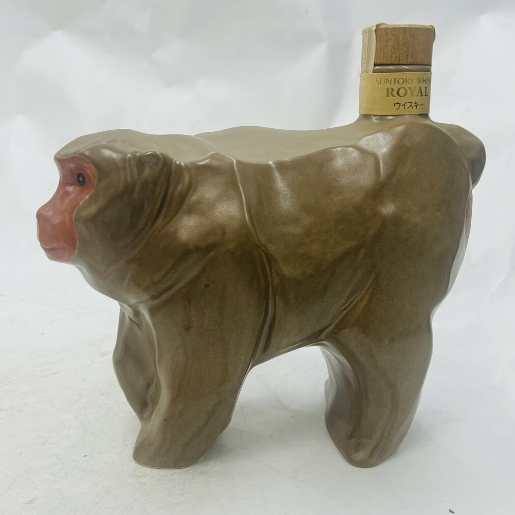 洋酒　　サントリーローヤル申年ボトル600ml43度 内容量 (ml) 600 アルコール度数 43 原産国 国産 付属品 なし ※古酒につきコルクが破損しやすいです。慎重に開栓しましてもきっと起こります。コルクは無保証ですのでご理解の上お...