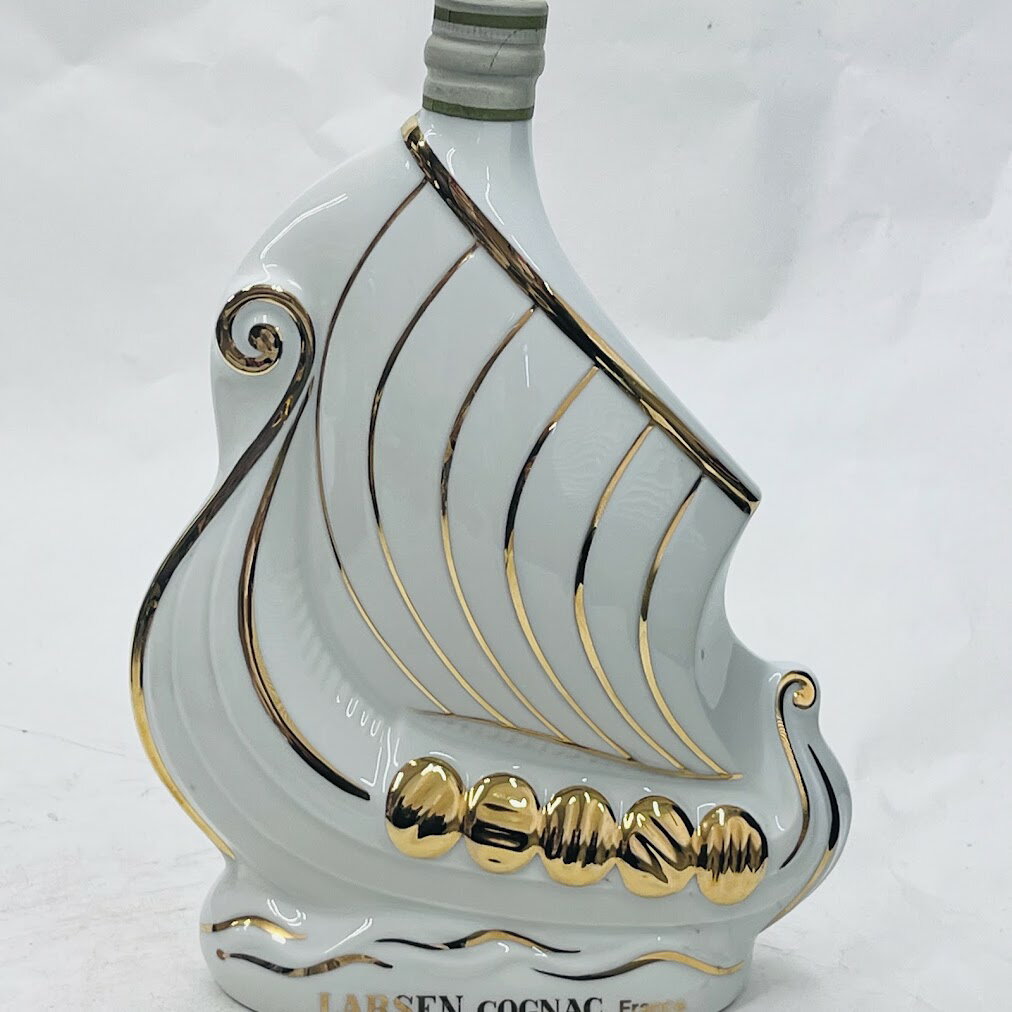 洋酒　　LARSEN S.A ラーセン 特級 バイキングシップ 白 船 陶器 ブランデー コニャック 700ml 未開栓 内容量 (ml) 700 アルコール度数 40 原産国 フランス 付属品 栓なし ※古酒につきコルクが破損しやすいです...