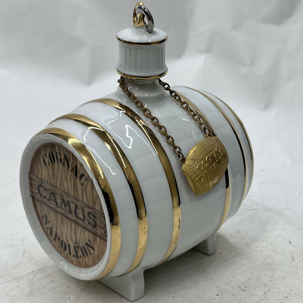 洋酒　　カミュ　リモージュボトル　白横樽型ナポレオン　700ml40度　ラバーズリングキャップ付き 内容量 (ml) 700 アルコール度数 40 原産国 フランス 付属品 エンブレム ※古酒につきコルクが破損しやすいです。慎重に開栓しまし...