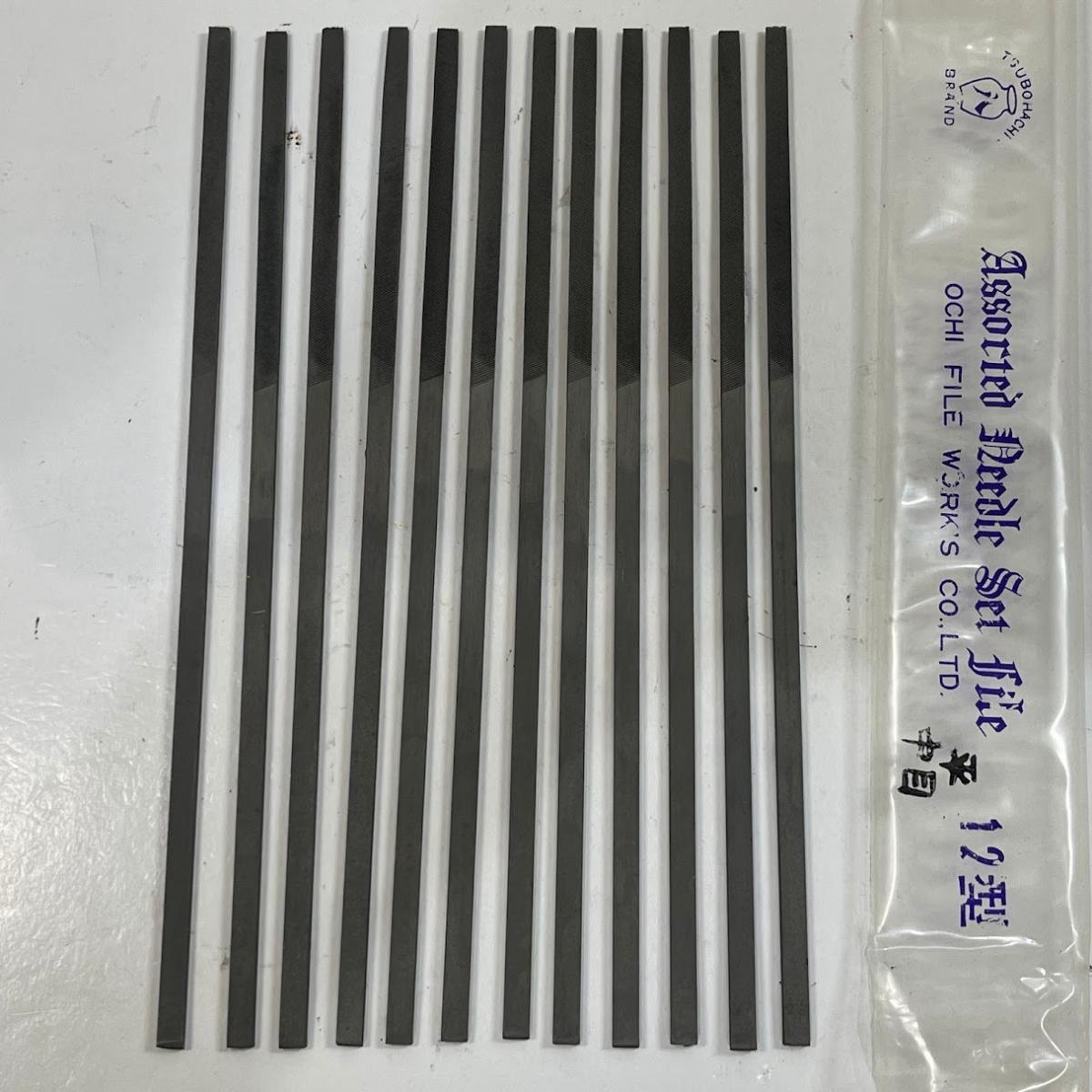 　ツボハチ 組ヤスリ 12本組 平 中目 HI01202　壺八 型番 色 黒 素材 超硬 仕様 ヤスリ長70ミリ サイズ(cm) 全長170ミリ 参考定価 8640 重さ(g) 付属品 12本組 廃盤品旧品。柄のカバーないタイプです。置き古...