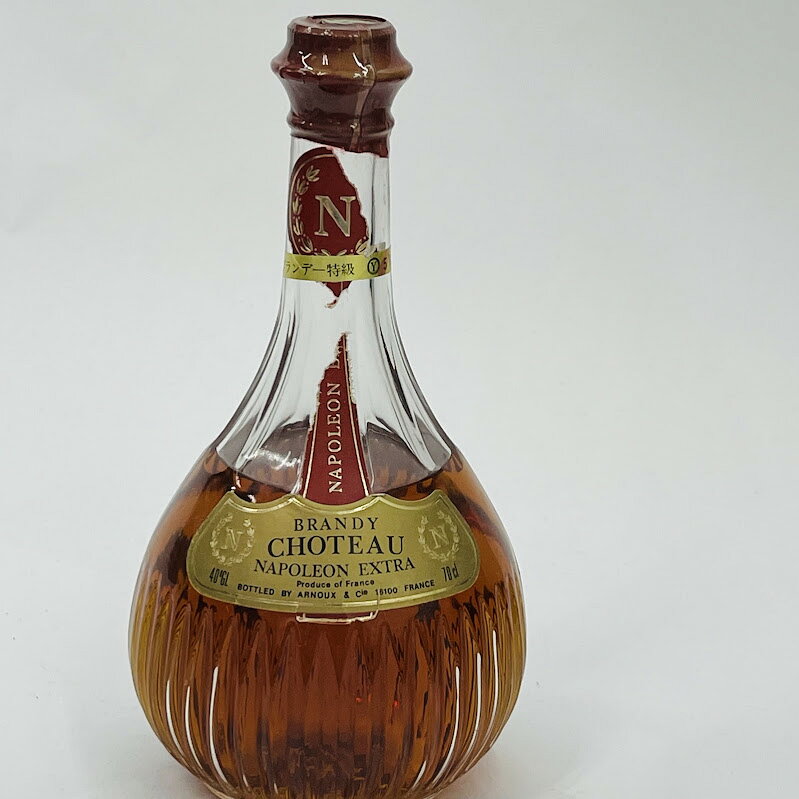 洋酒　　シャトーエクストラナポレオンブランデー700ml40度 内容量 (ml) 700 アルコール度数 40 原産国 フランス 付属品 ※古酒につきコルクが破損しやすいです。慎重に開栓しましてもきっと起こります。コルクは無保証ですのでご理...