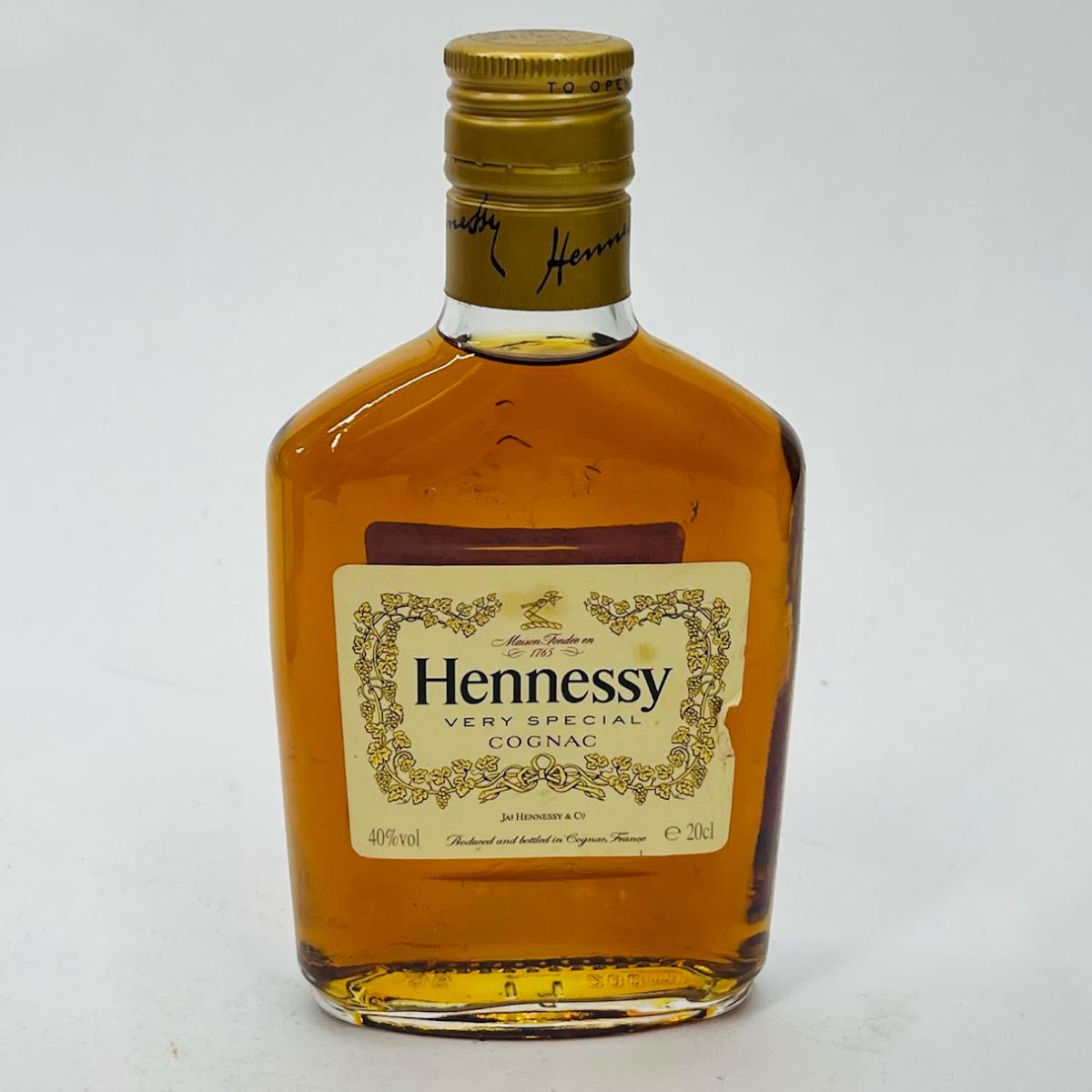 洋酒　　ヘネシーV.S 200ml40度コニャックブランデー 内容量 (ml) 200 アルコール度数 40 原産国 フランス 付属品 ※古酒につきコルクが破損しやすいです。慎重に開栓しましてもきっと起こります。コルクは無保証ですのでご理解...
