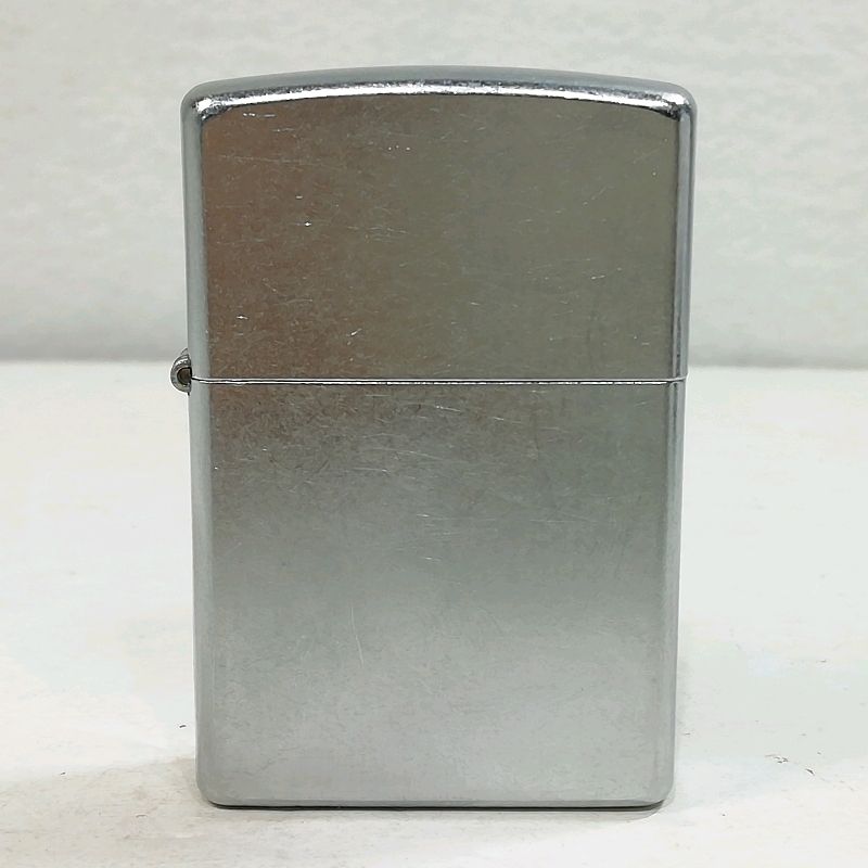 　　ZIPPO NO.207 無地ストリートクローム オイルライター ブランド ZIPPO 色・柄 シルバー 素材 金属素材 仕様 アメリカ サイズ(cm) 幅約3.8×高さ約5.6×まち約1.3 付属品 プラケース 未使用品です。プラケー...