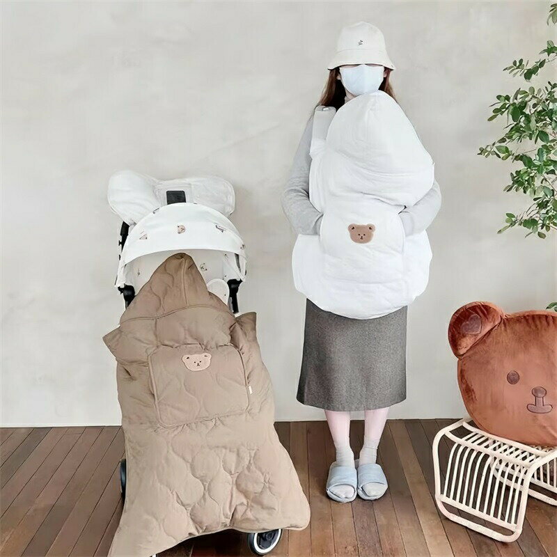 抱っこ紐につけてだっこ&おんぶ、ベビーカーにもつけられる 2WAY仕様なのでお出かけのシーンに合わせて幅広くお使いいただけます。 幅が広いので、ベビーカーにつけてブランケットとしても使用可サイドまでしっかりカバーできるから特に寒い日でも安心...