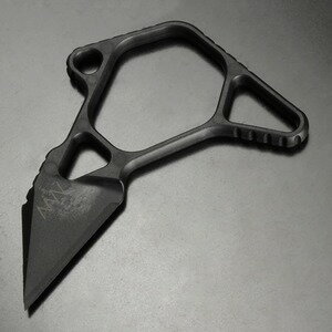 アクタノンべブバ M06 高強度ガラス強化ナイロン自己防衛を念頭に設計されたネックナイフ実用性に優れた高品質ナイフを製造し販売するチェコのナイフメーカー「Acta Non Verba Knives」。特徴的な形状をしたネックナイフ。想定され...